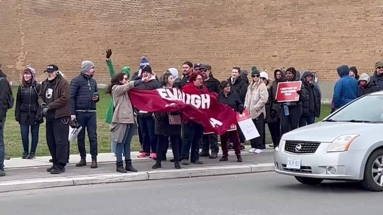 Union leaves bargaining table as federal workers hit picket lines