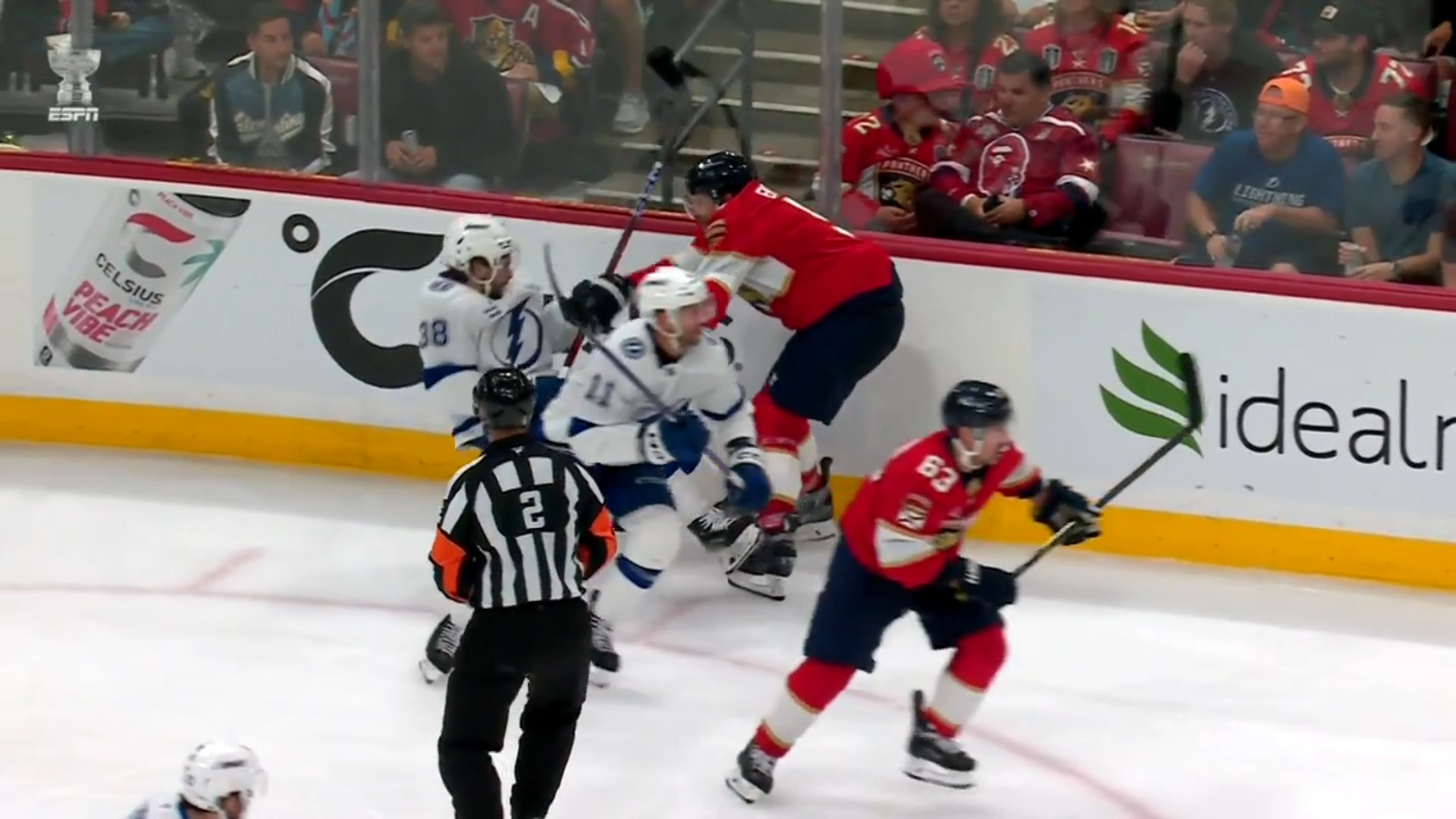 Aaron Ekblad pulvérise Brandon Hagel