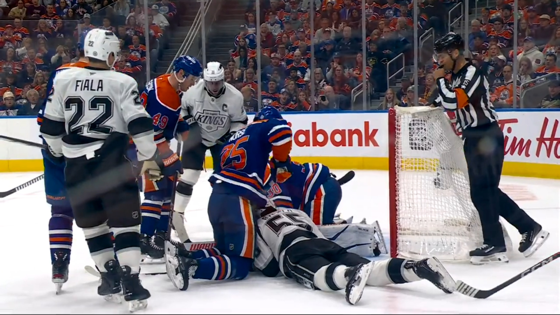 Darnell Nurse assomme Quinton Byfield avec son bâton