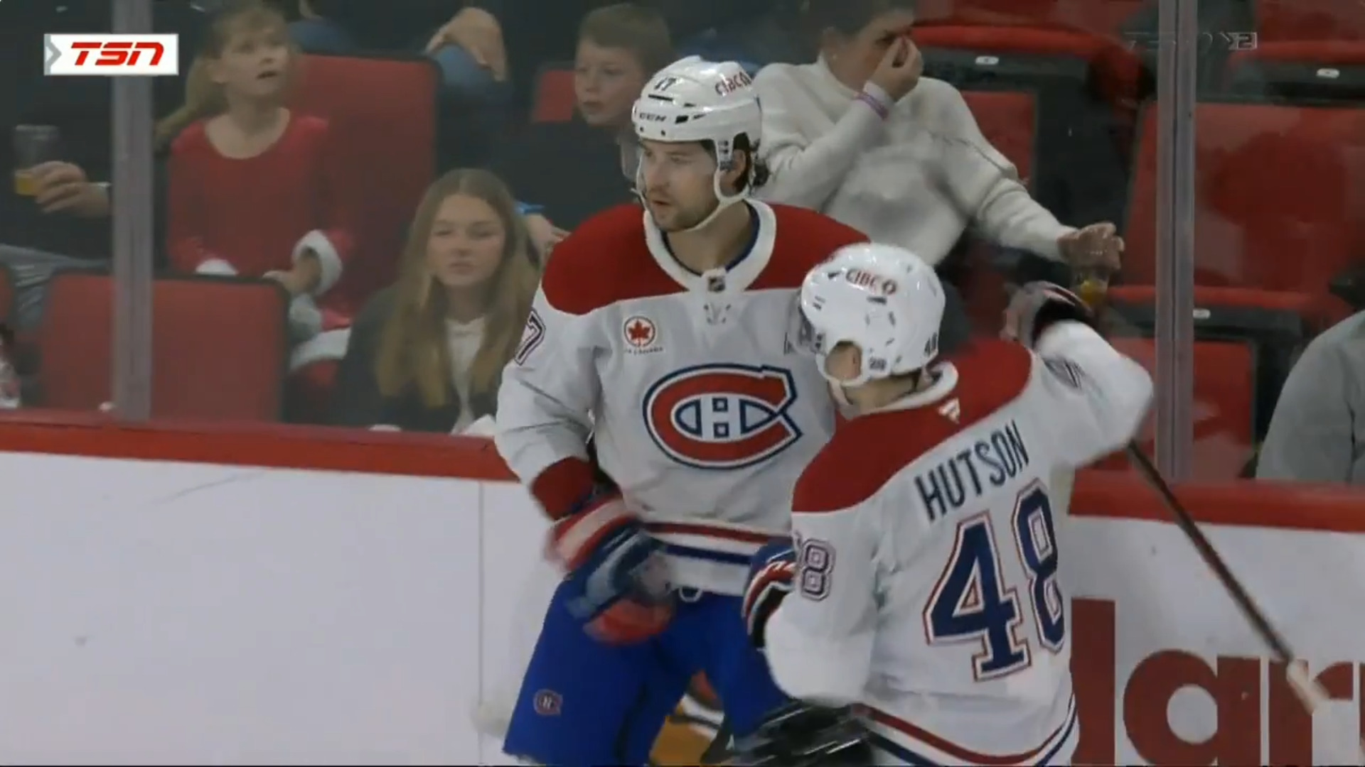 Quel cadeau de Nikolaj Ehlers pour Josh Anderson!