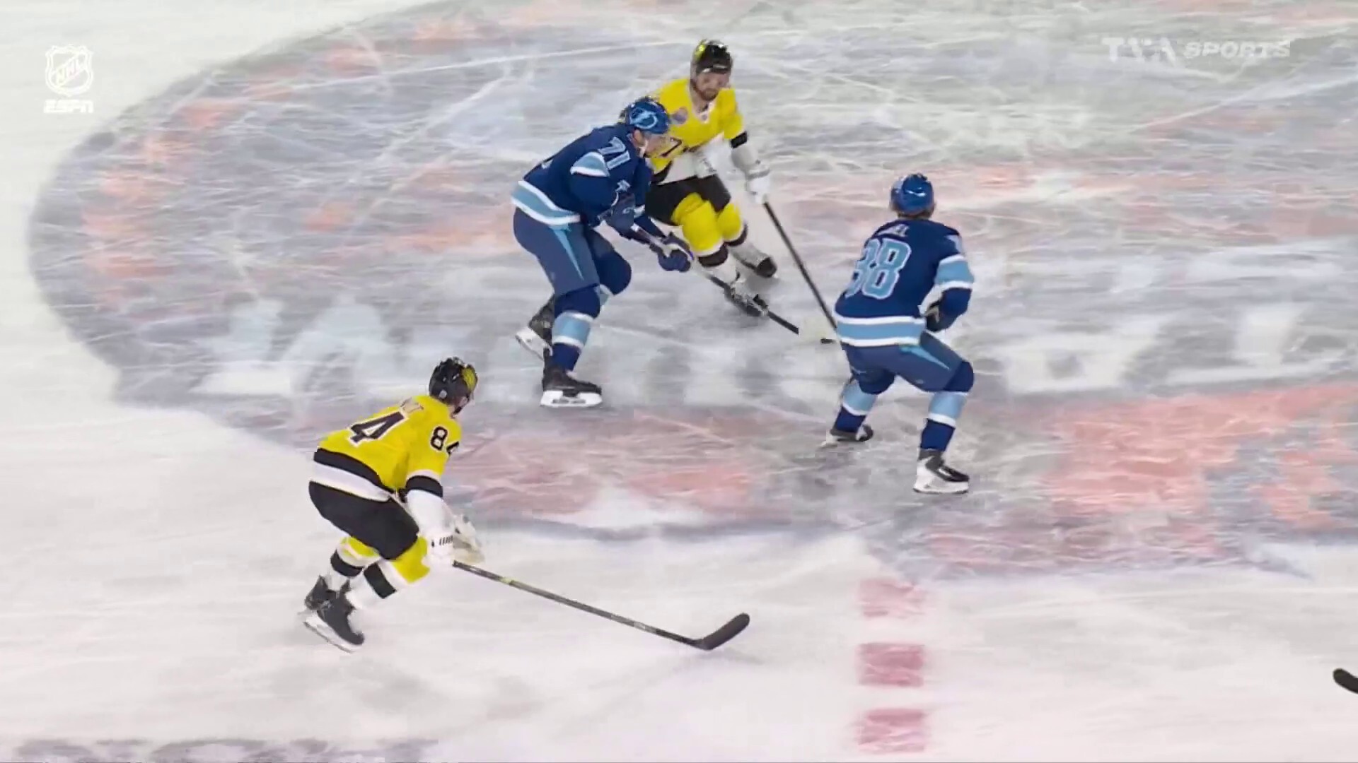 Anthony Cirelli blessé après un contact avec Mark Kastelic