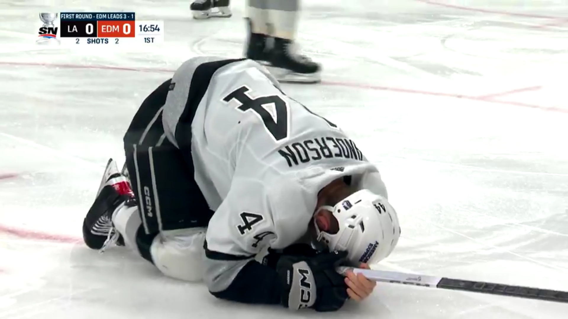 Mikey Anderson sonné par une collision avec McDavid