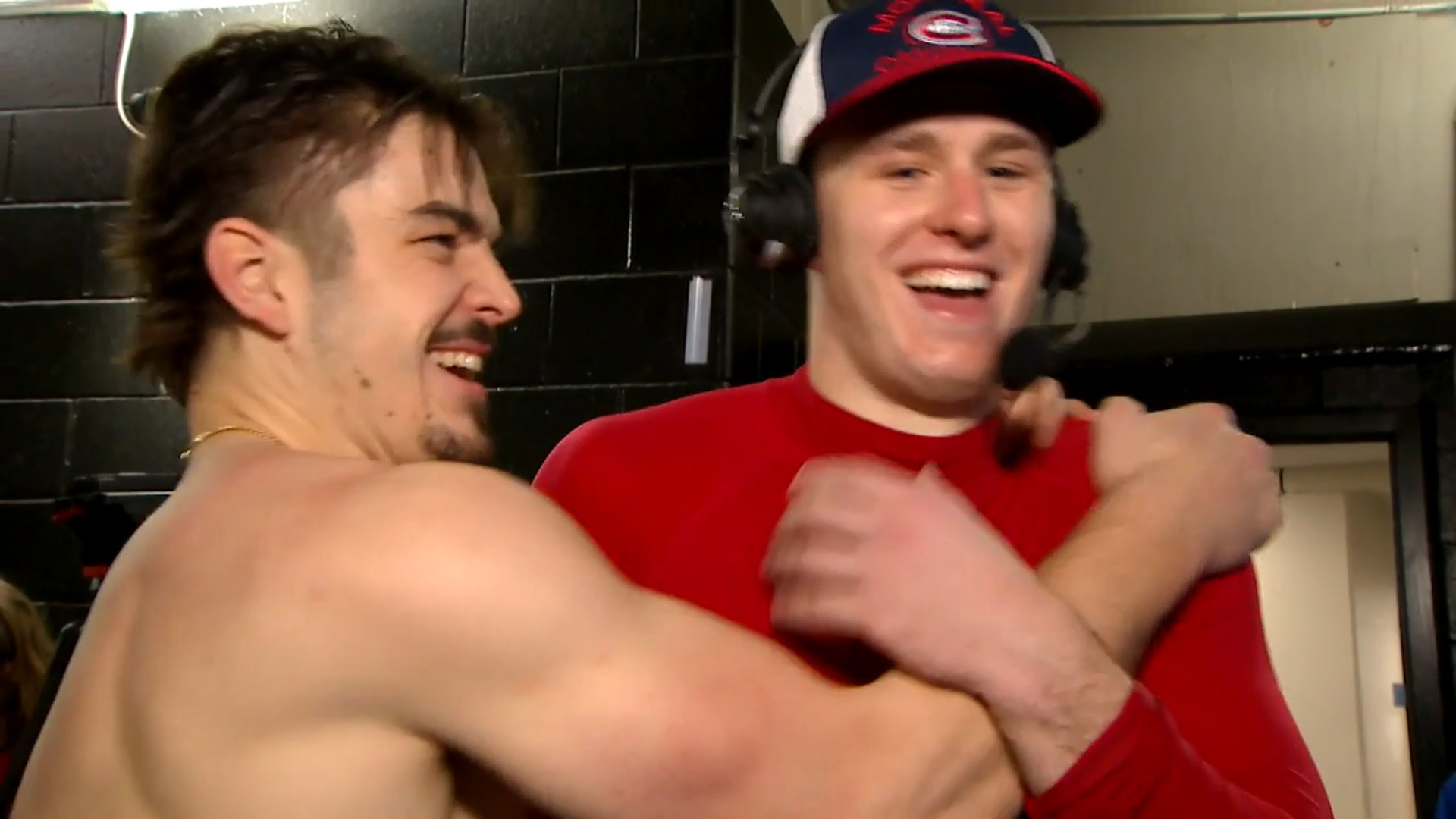 Jakub Dobes se fait taquiner par ses coéquipiers