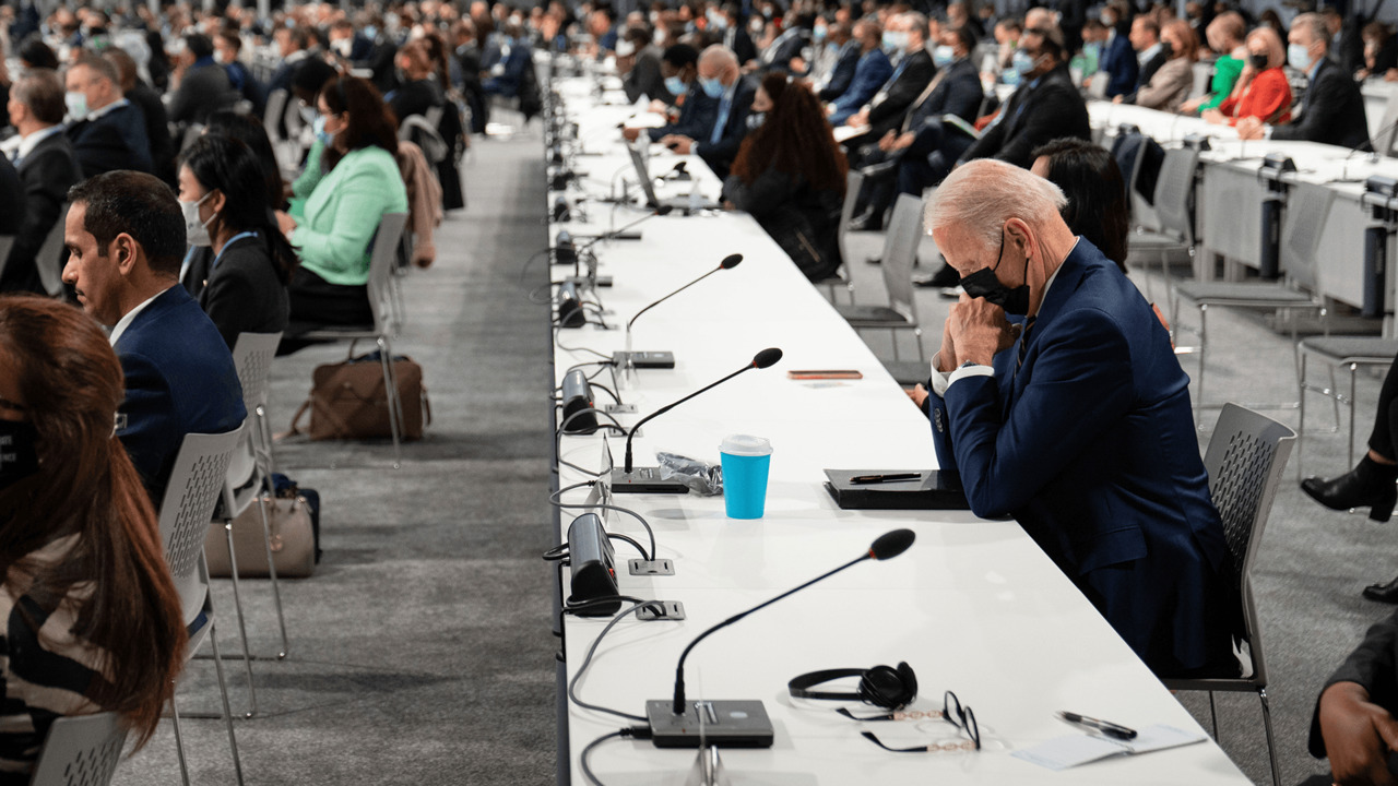Biden appears to fall asleep at COP26 meeting - POLITICO