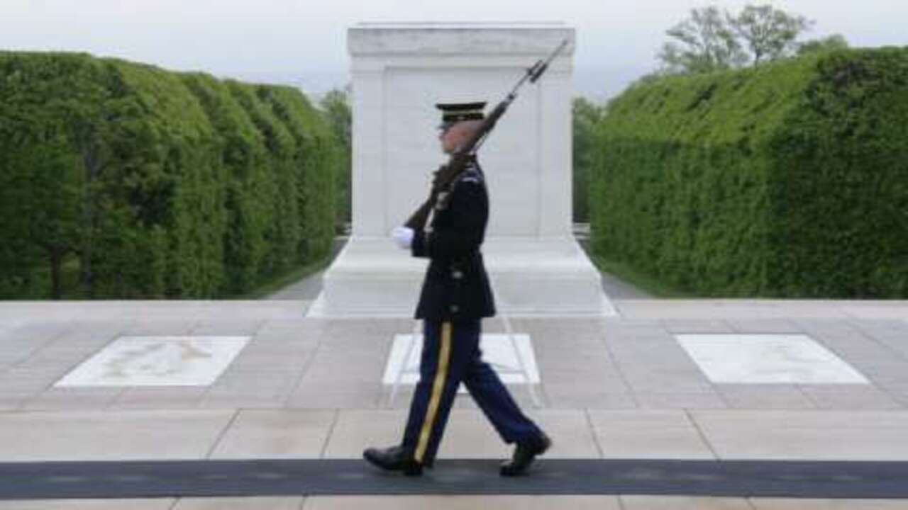 Guarding the tomb after combat - POLITICO