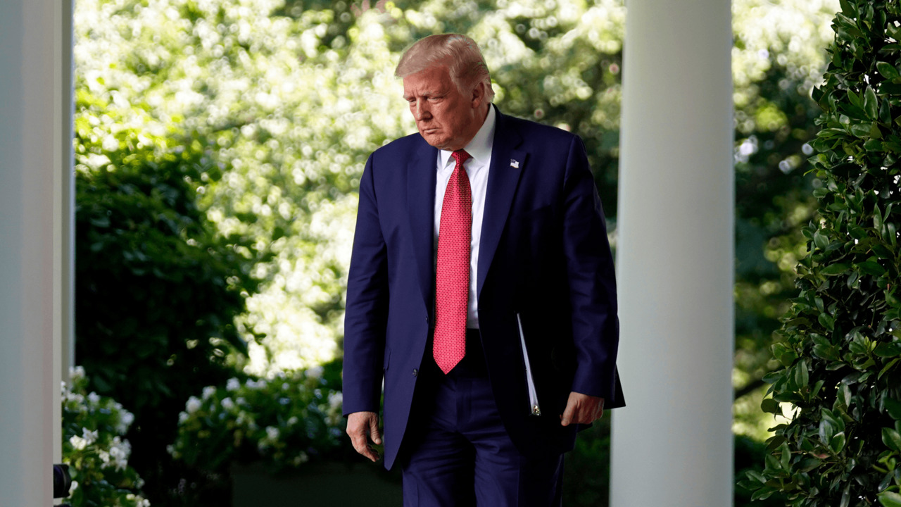 Trump focuses on whites killed by police, defends Confederate flag ...