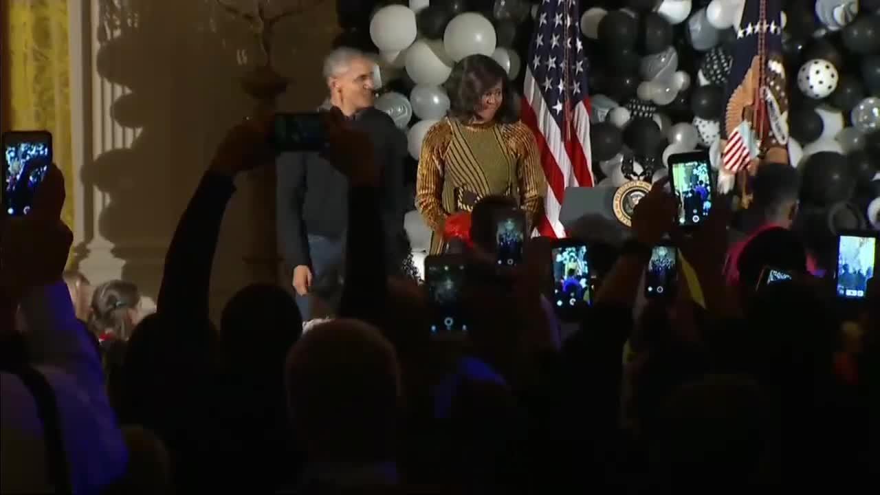 President Obama and First Lady Michelle dance to Michael Jackson 's ...