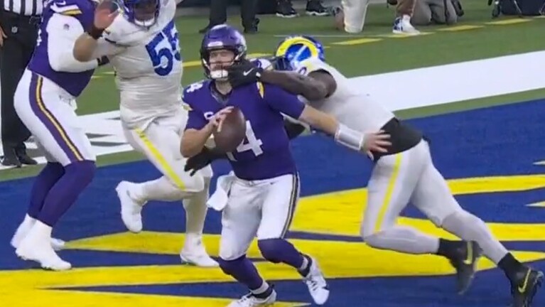 'Facemask?': NFL fans rip missed penalty in Rams-Vikings game ...