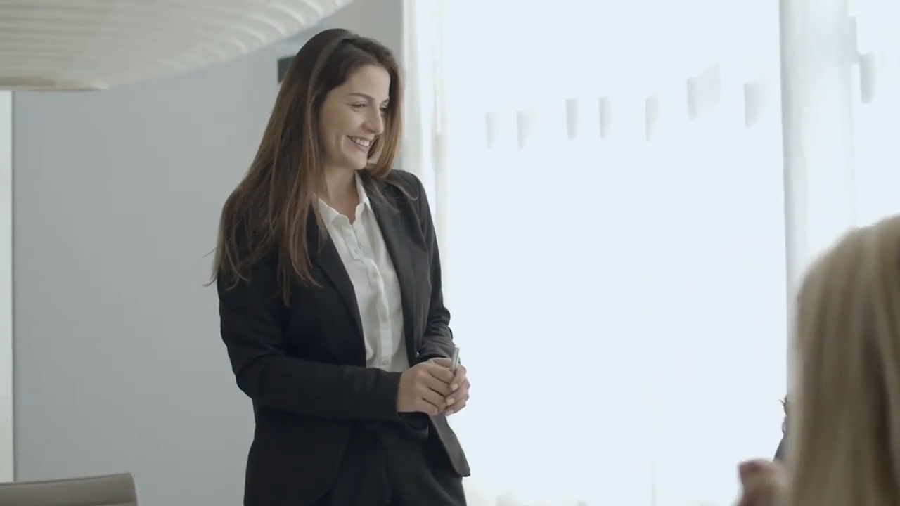 Body language to portray confidence even when you’re not - Video ...