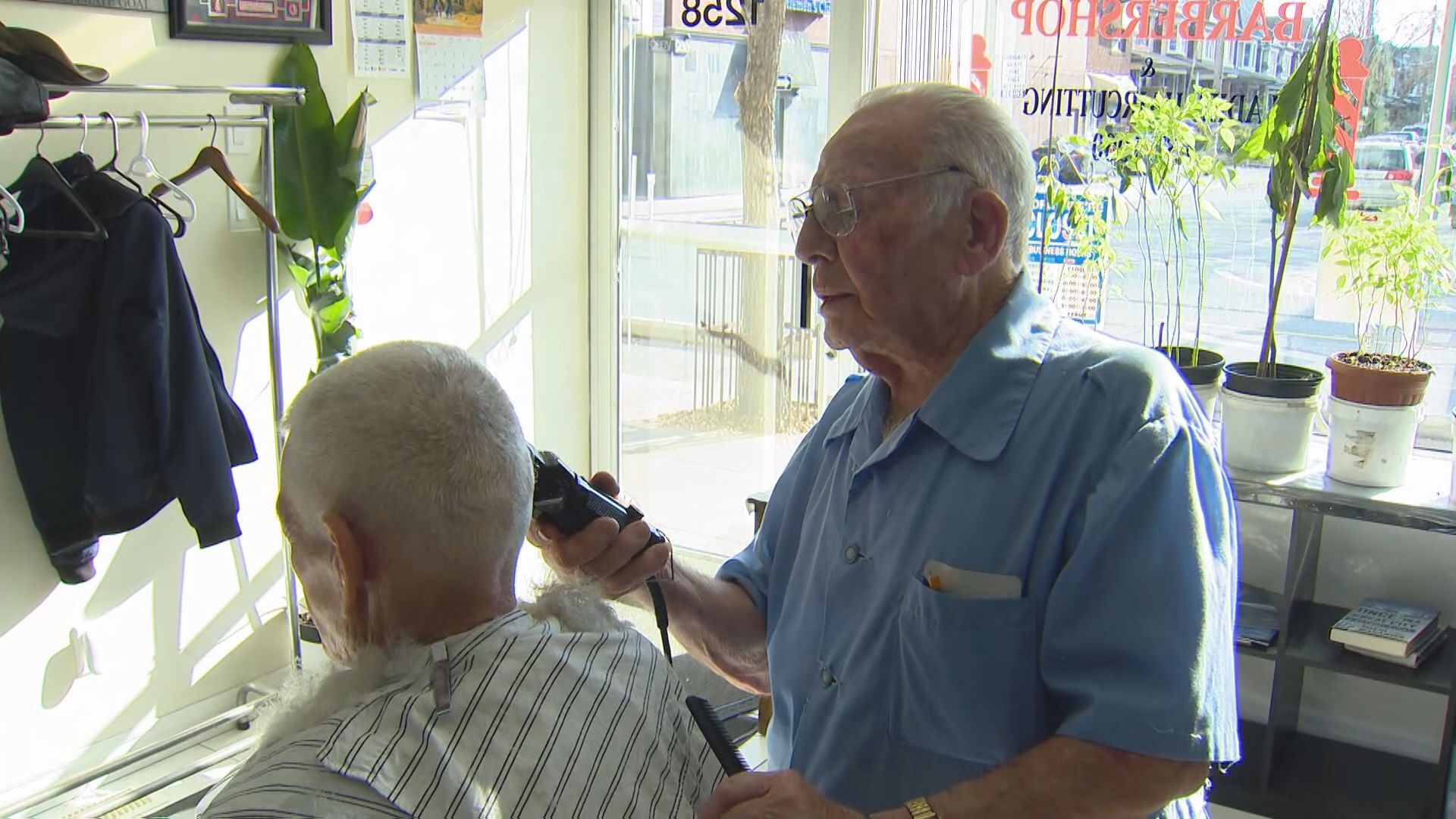 Barber turns 95, shows no signs of cutting back