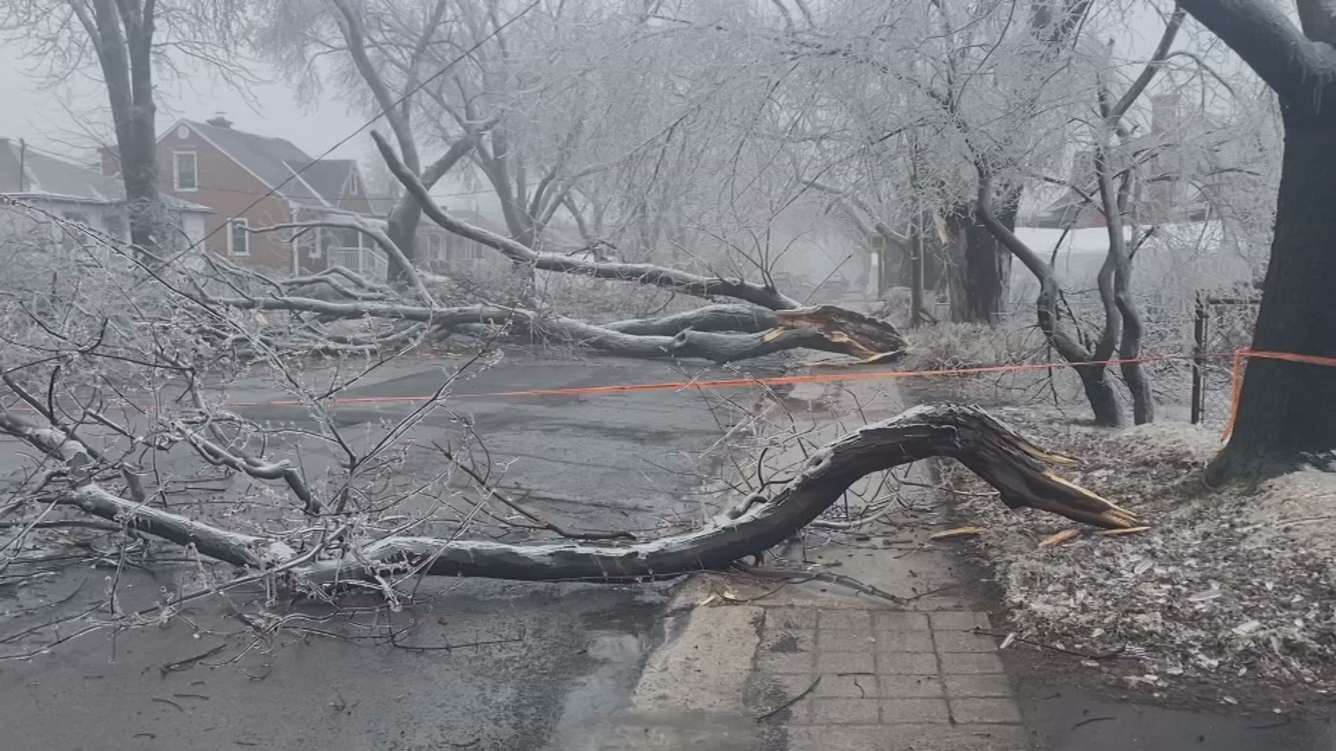 Some Montreal residents still in the dark after April snowstorm