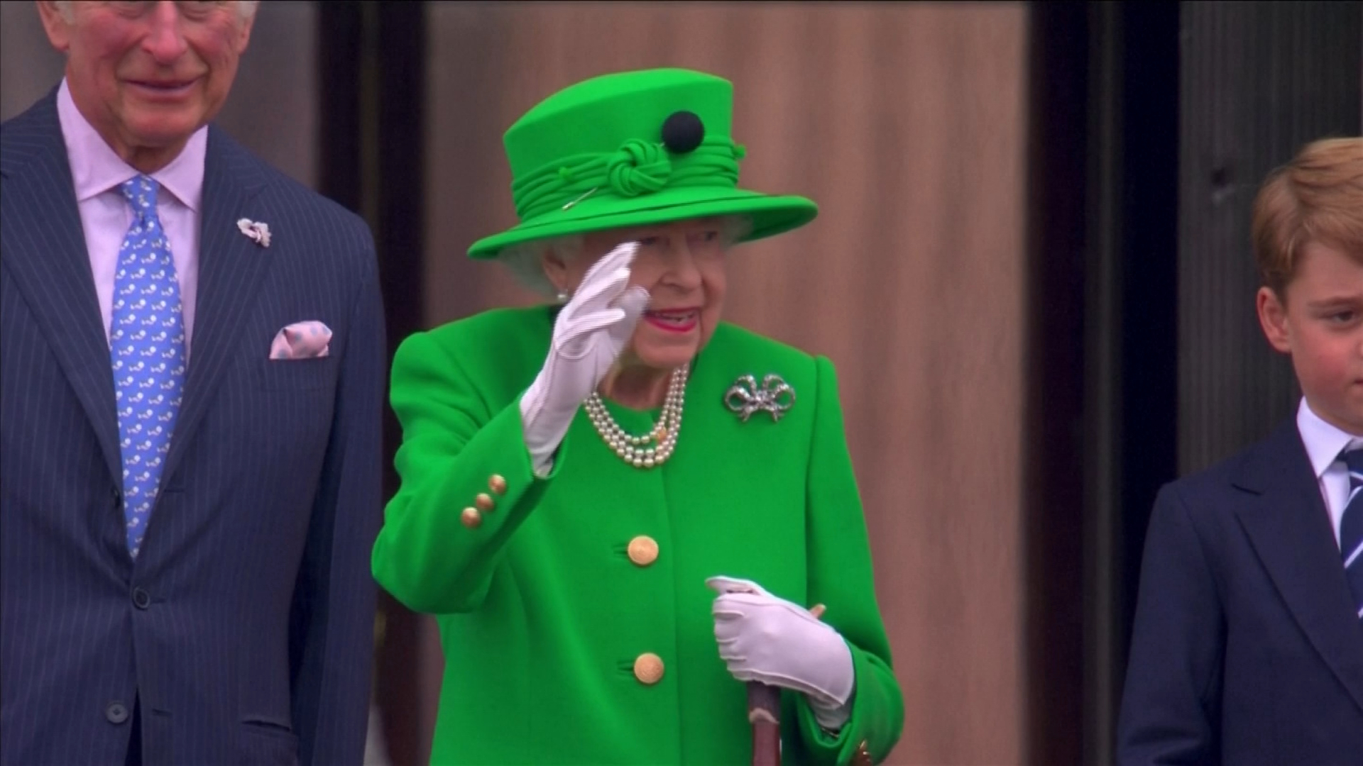 Queen surprises cheering crowds to close out jubilee | CityNews Toronto