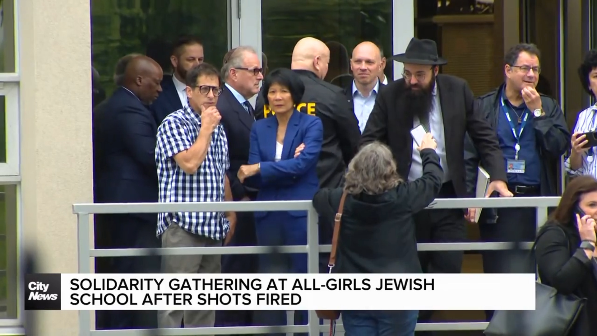 Community gathers to support Jewish elementary school after weekend ...