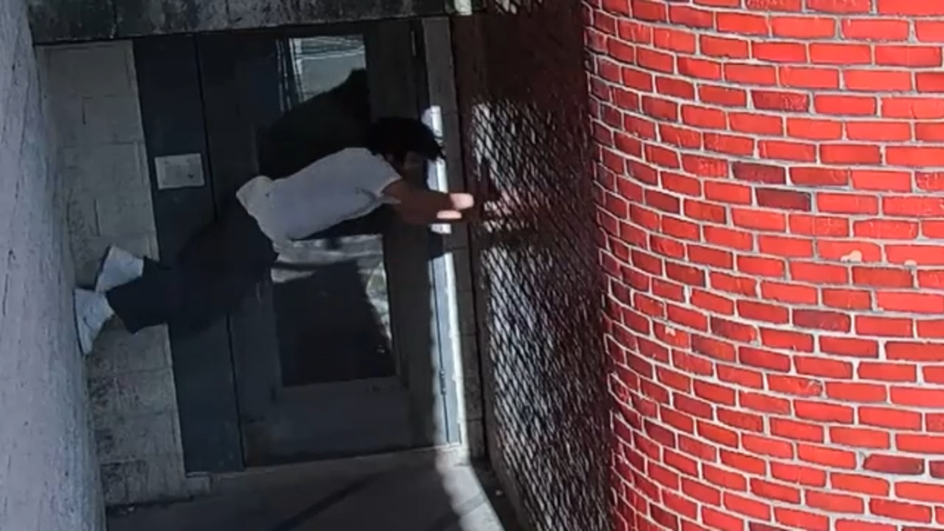 MUST-SEE: Inmate crabwalks wall to escape Pennsylvania prison