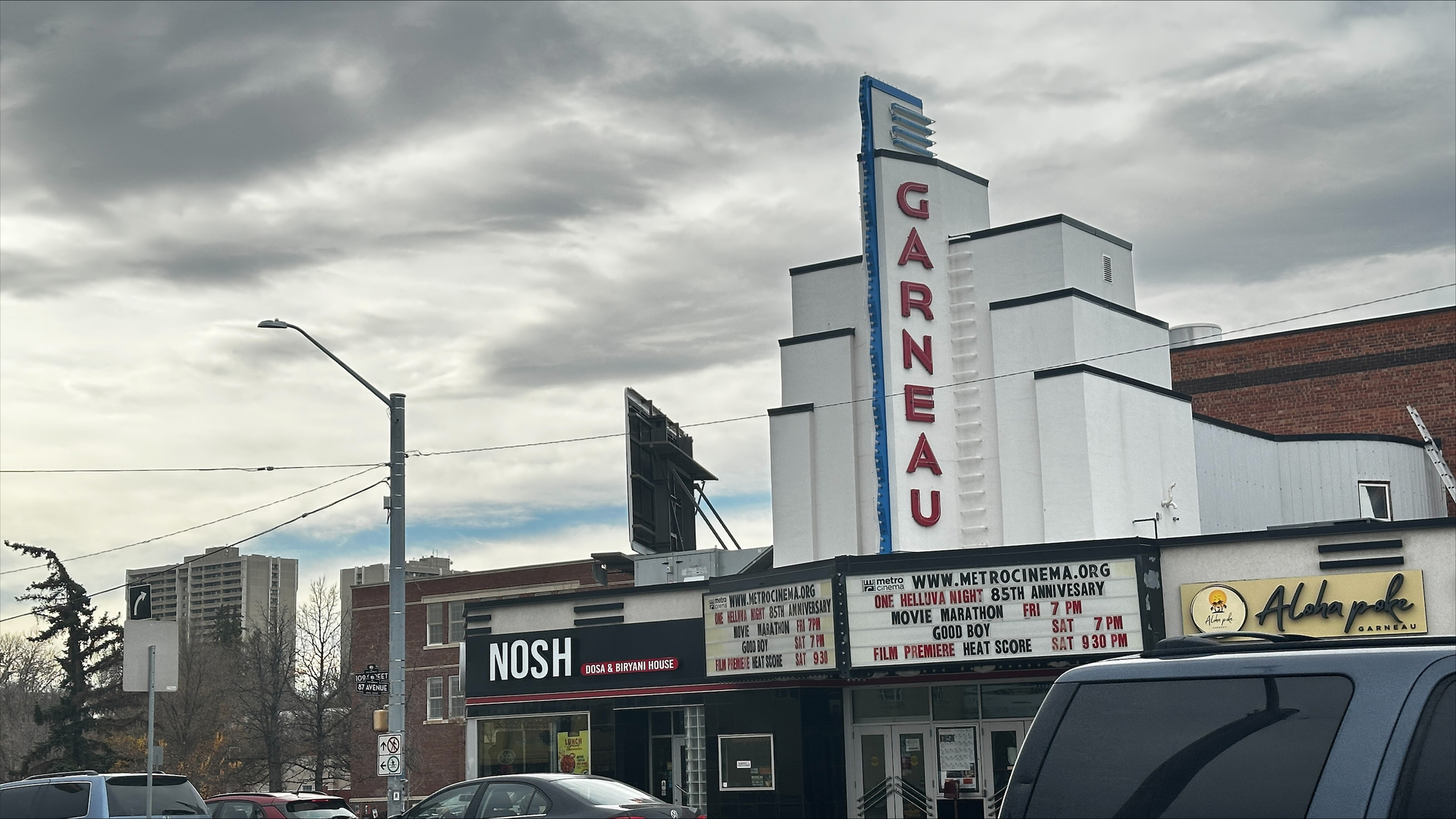 Police warn public of fake cell phone promotional scam in Edmonton