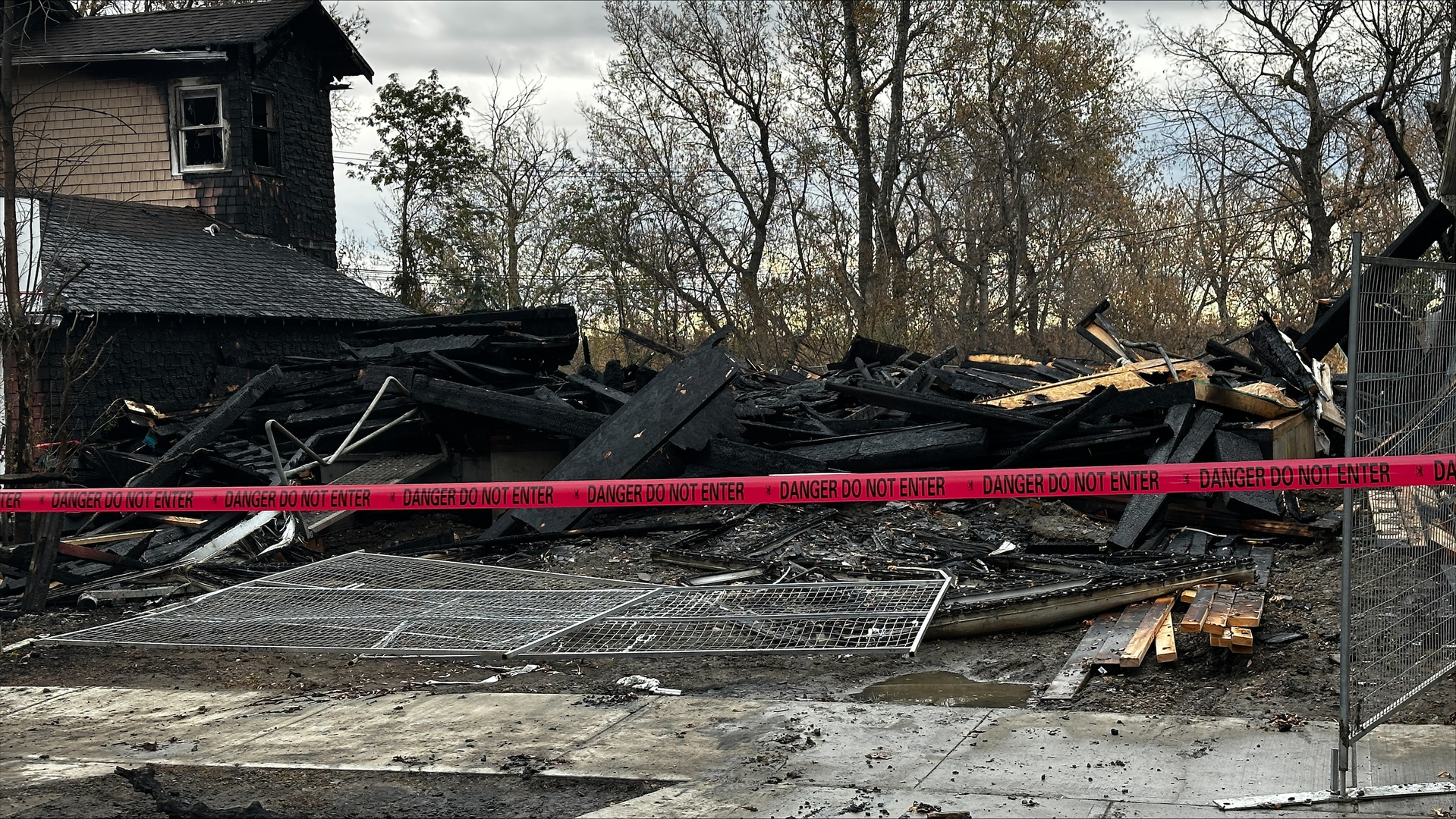 Police warn public of fake cell phone promotional scam in Edmonton