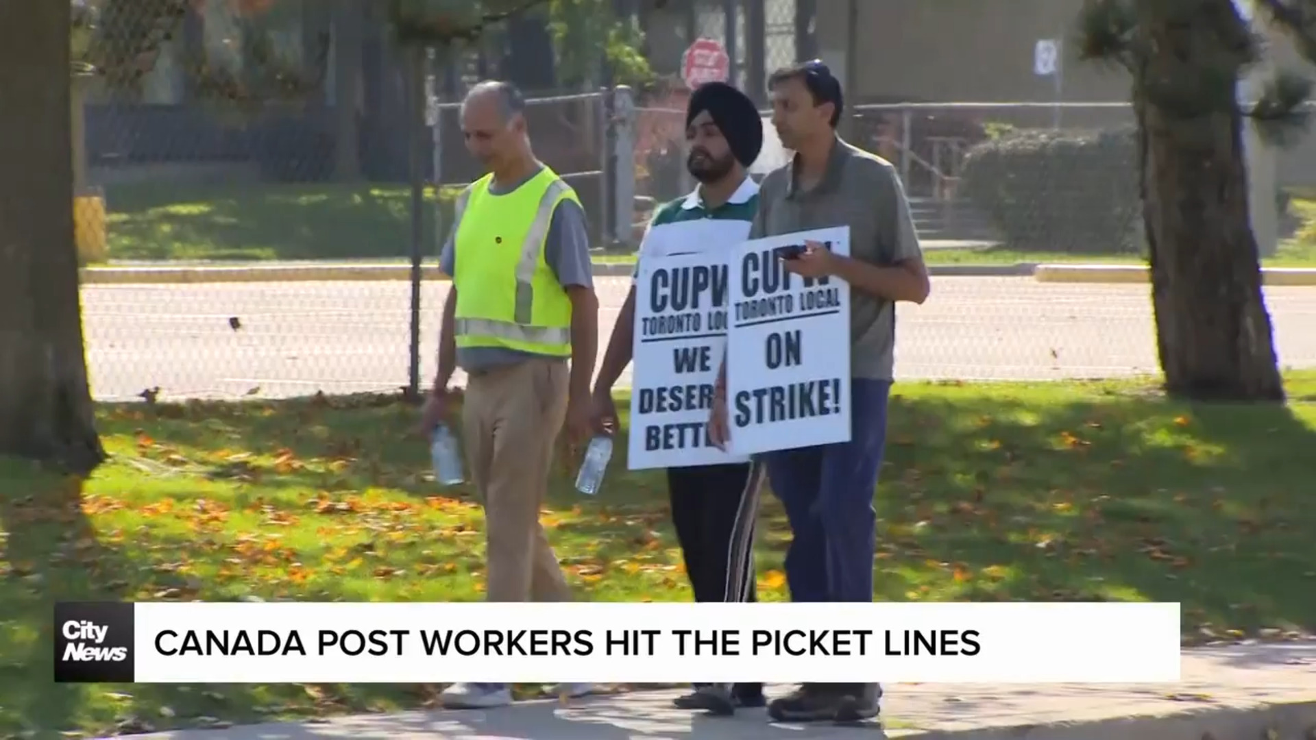 Canada Post workers hit the picket lines once again