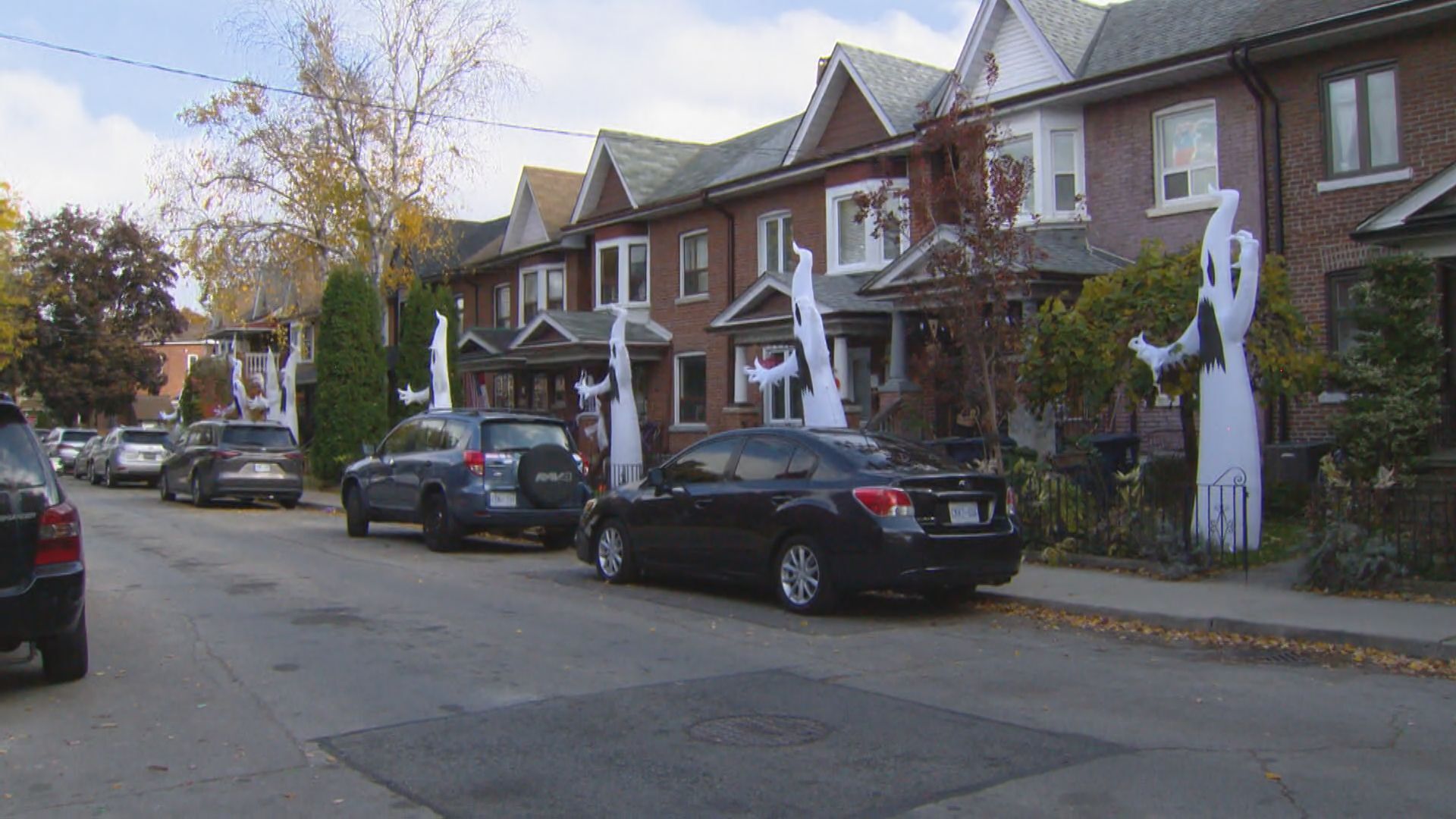 Toronto "ghost alley" a boo-tiful show of community spirit