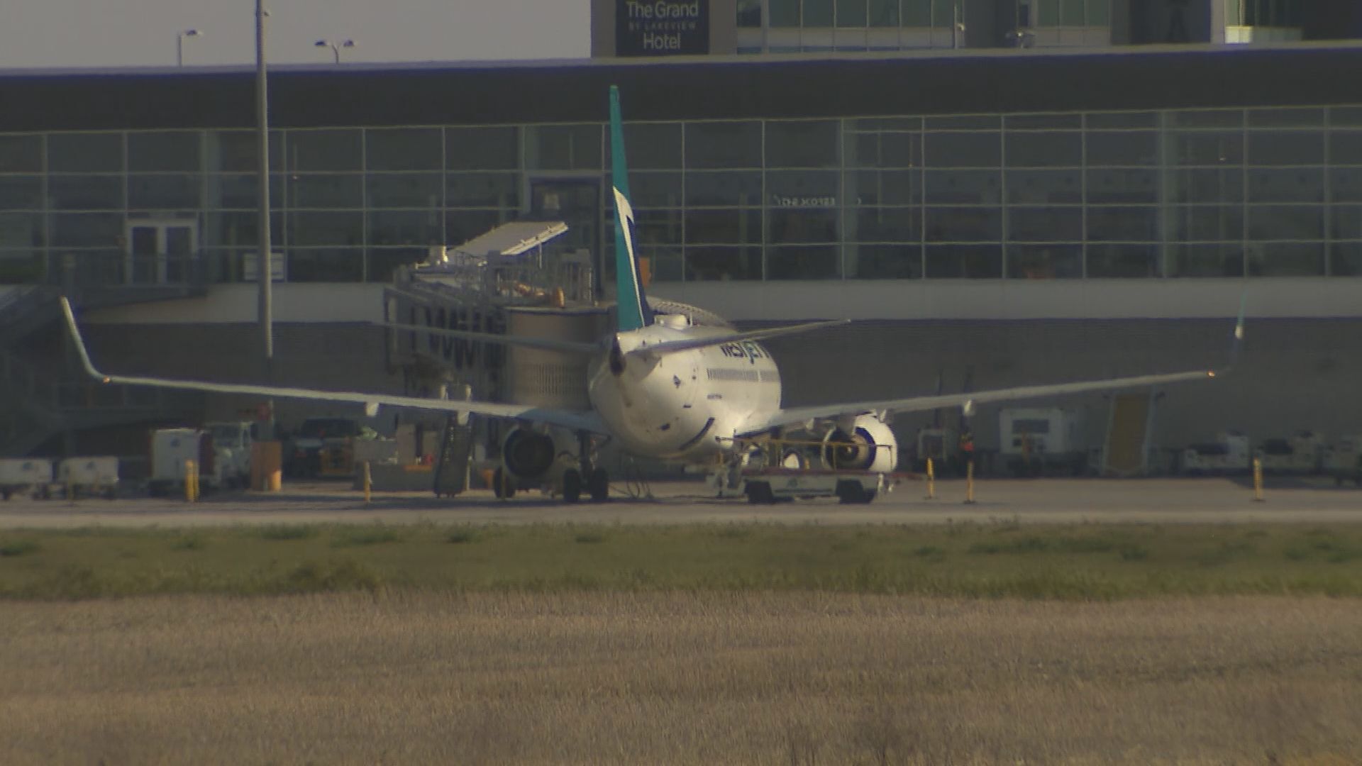 Winnipeg travellers weigh in, following bomb threat targeting numerous Canadian airports