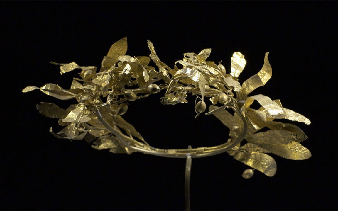 A PAIR OF ETRUSCAN GOLD EAR STUDS