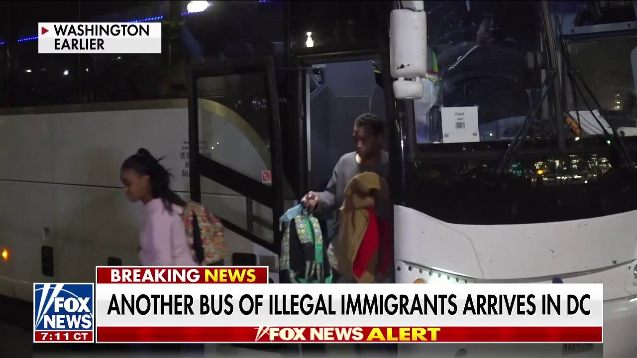 Another bus of illegal immigrants arrives in Washington | Fox News Video