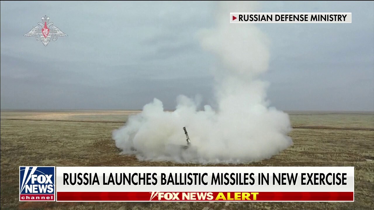 Russia launches ballistic missiles in new exercise | Fox News Video