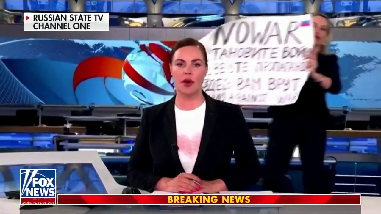 Protester interrupts Russian state TV to display anti-war message | Fox ...