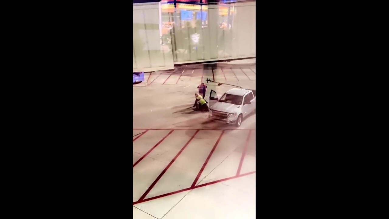 VIDEO Louisiana Airport Workers Tackle Man Who Jumped Out Of Southwest VIDEO Louisiana Airport Workers Tackle Man Who Jumped Out Of Southwest