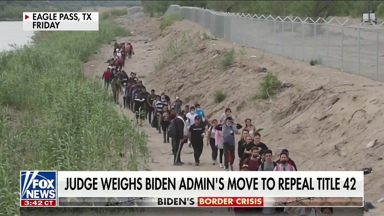Large groups of migrants continue to flood Texas border as Title 42 faces expiration | Fox News ...