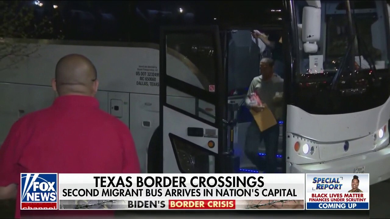 Second bus of immigrants from Texas arrives in DC | Fox News Video