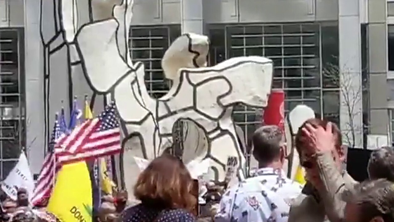 Chicagoans to honor fallen heroes while pushing to reopen state at ...