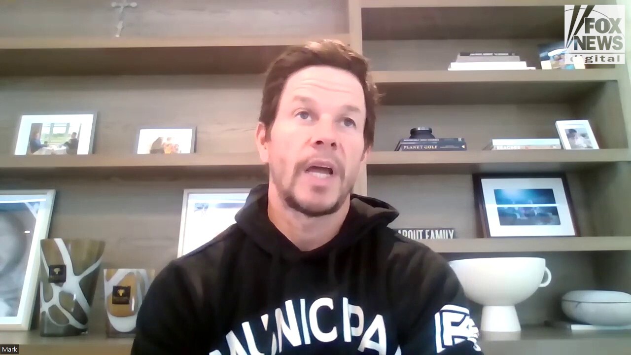 Mark Wahlberg Opens New Wahlburgers Location With Brothers Chef Paul