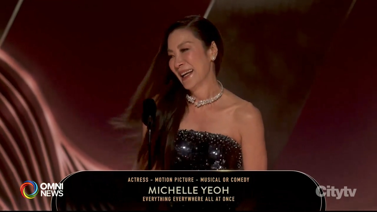 华裔女星杨紫琼荣获金球奖喜剧类影后 - OMNI